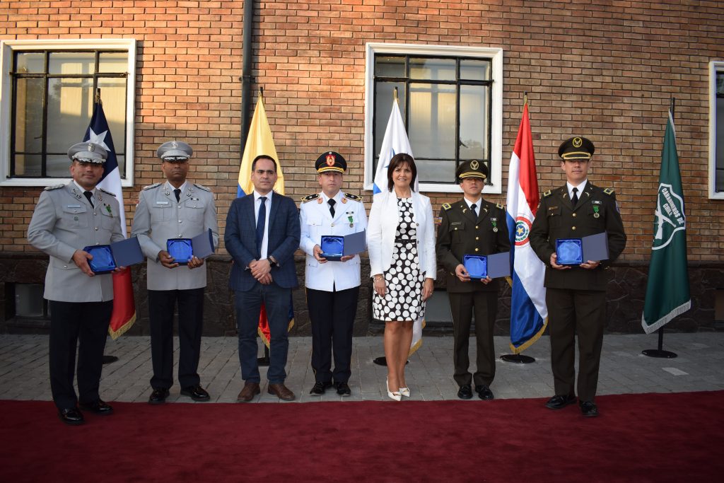 Becarios egresados del Curso Oficial Graduado de la Academia de ...